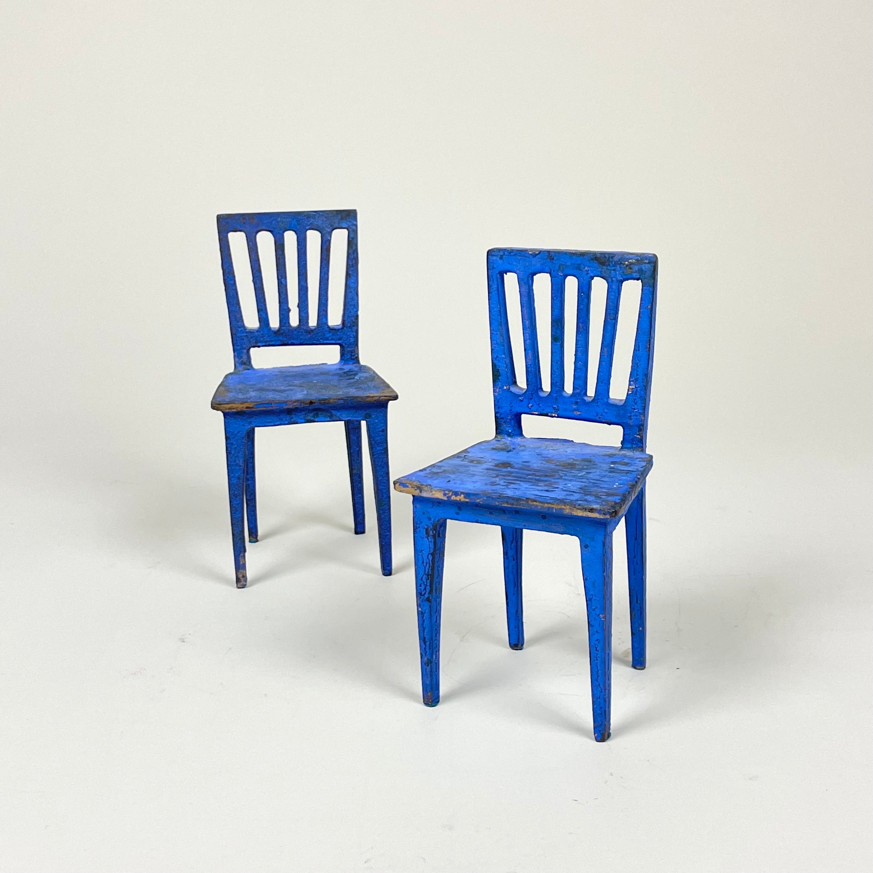 Vintage miniature chairs – Arranging Things